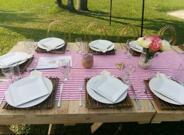 Rustic Table Decor with Pink and White Table Runner – Clipkulture