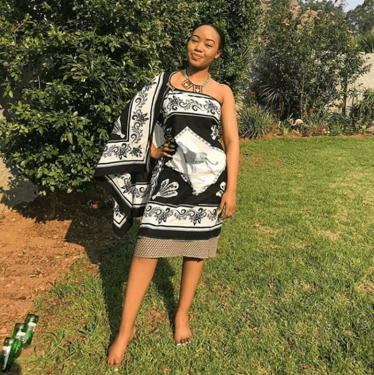 Beautiful Black Swati Emahiya Traditional Attire, Sidvwashi and Necklace – Clipkulture